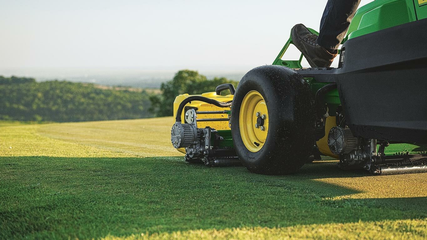 John Deere 2775 E-Cut™ Electric Triplex Mower